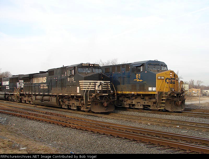 NS 9115 & CSX 61